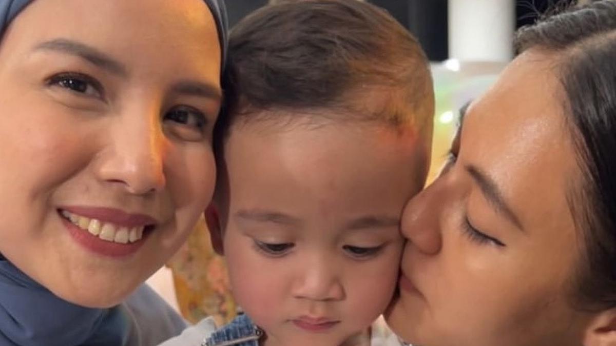 10 Potret Gaya Kasual Geng Cendol Hadir di Ulang Tahun Ke-2 Rayyanza ...