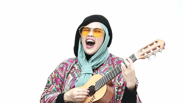 Shinta Priwit Senyum-Senyum Happy Tebar Kebahagiaan Bersama Lansia di ...