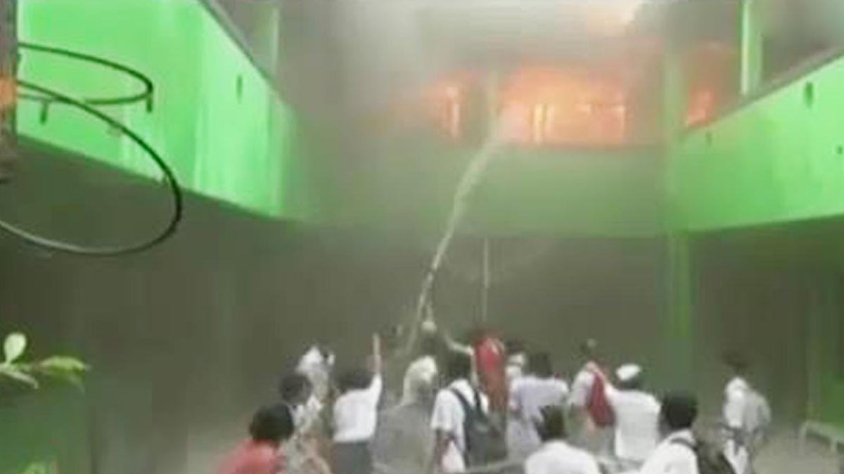 VIDEO: Sekolah Terbakar di Penjaringan saat Siswa Tengah UTS - News ...