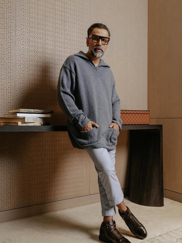 6 Inspirasi Outfit Jeremy Thomas di Usia 50-an, Enggak Kalah Stylish ...