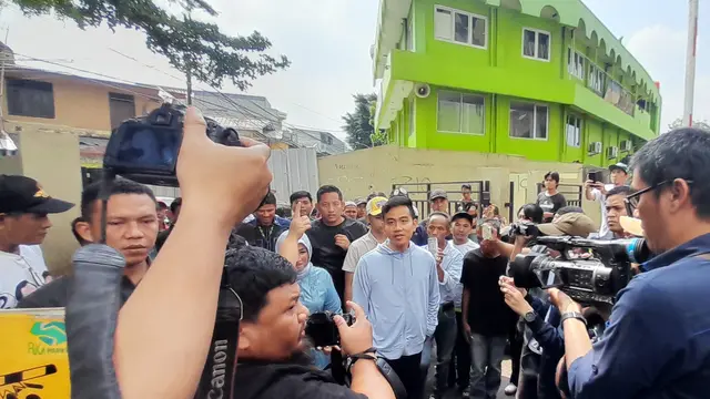 Gibran Blusukan ke Pasar Rumput, Borong Kue Tradisional dan Jadi Rebutan Salaman - Pemilu ...