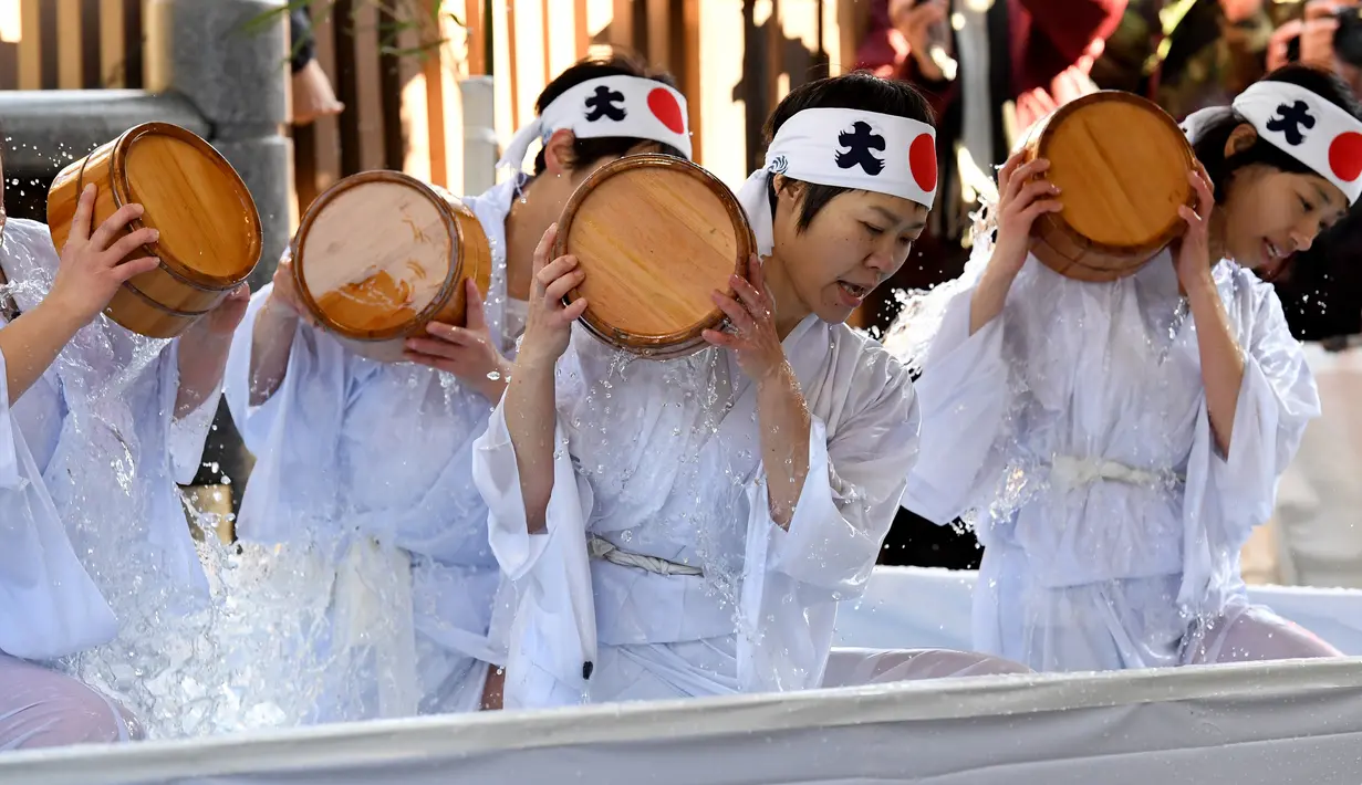 FOTO: Penganut Shinto Sucikan Diri dan Jiwa Lewat Ritual Mandi Air ...