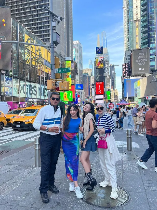 7 Potret Beby Tsabina Liburan di New York, Ajak Kedua Orangtua - Hot Liputan6.com