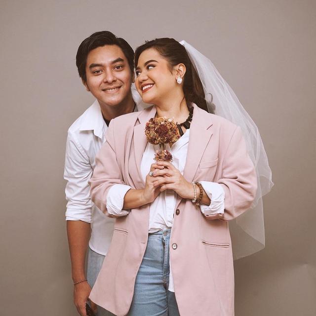 Jarang Tersorot, Ini 6 Potret Mytha Lestari dan Suami yang Makin Romantis