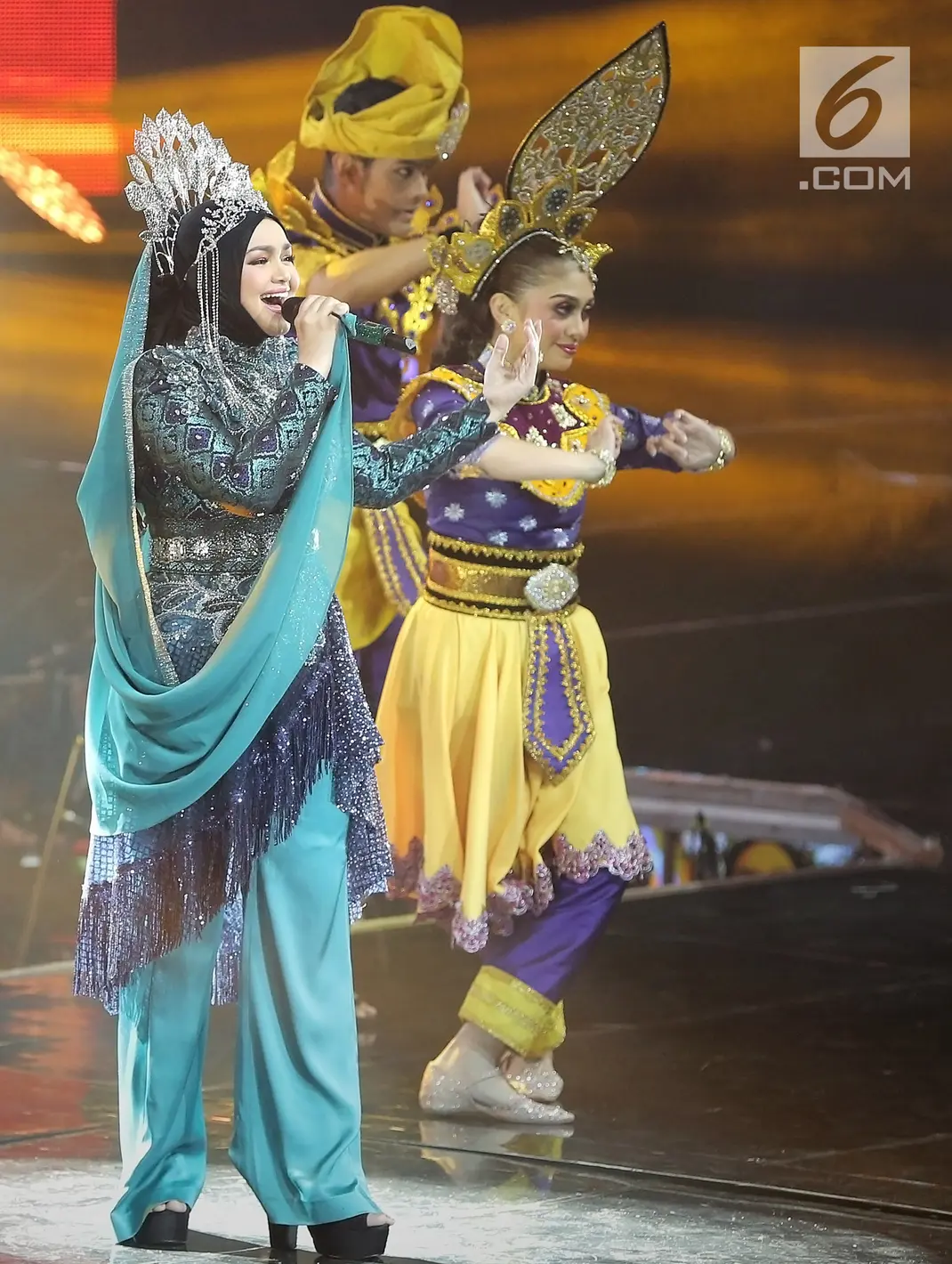 FOTO: Siti Nurhaliza Tampil Memukau Saat Konser di Jakarta - Foto Liputan6.com