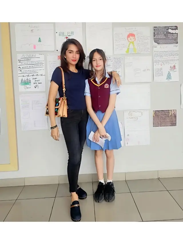 6 Potret Beda Gaya Ussy Sulistiawaty Hadiri Acara Kelulusan Anak ...