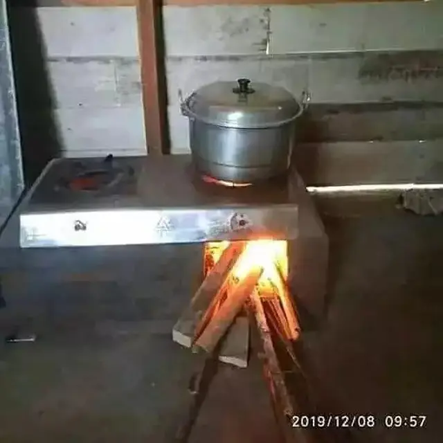 6 Potret Nyeleneh Orang Masak Pakai Kayu Bakar Ini Bikin Tepuk Jidat ...
