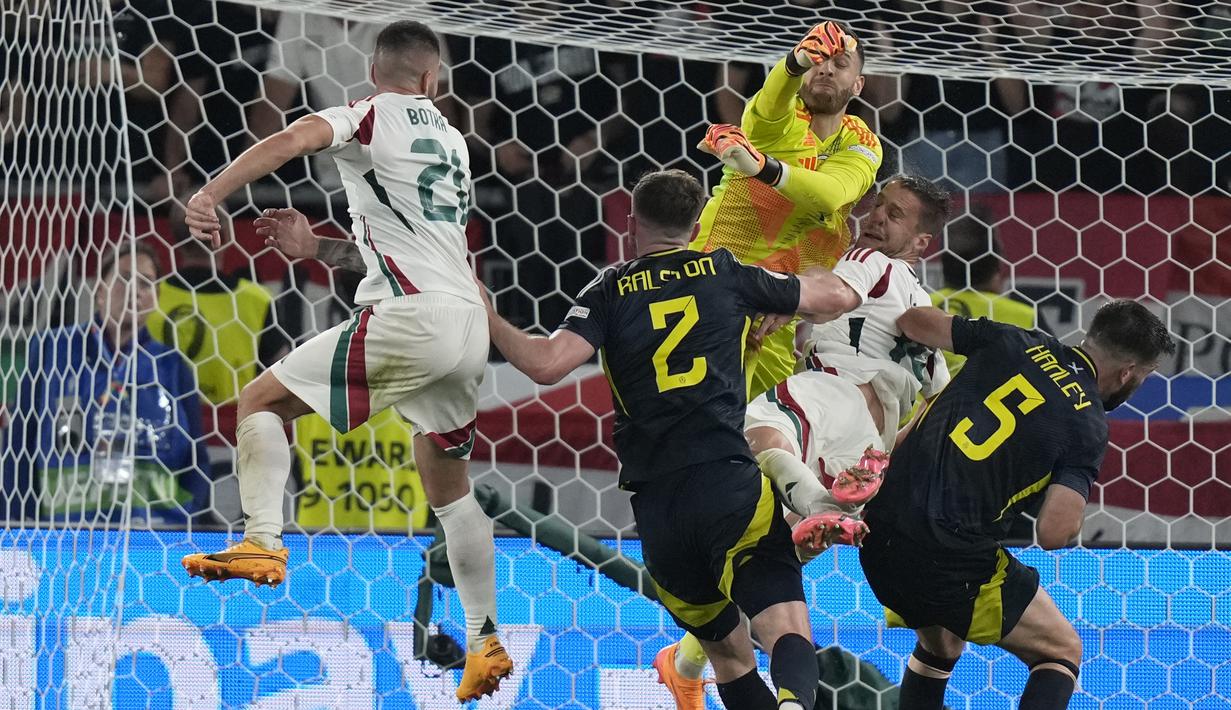 Mencekam, Detik-detik Barnabas Varga Terkapar di Laga Skotlandia Vs ...