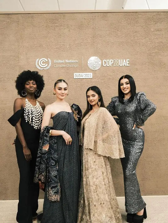 Potret Anggun Agnez Mo Kenakan Dress Batik Tanpa Tali di Konferensi Perubahan Iklim di Dubai ...
