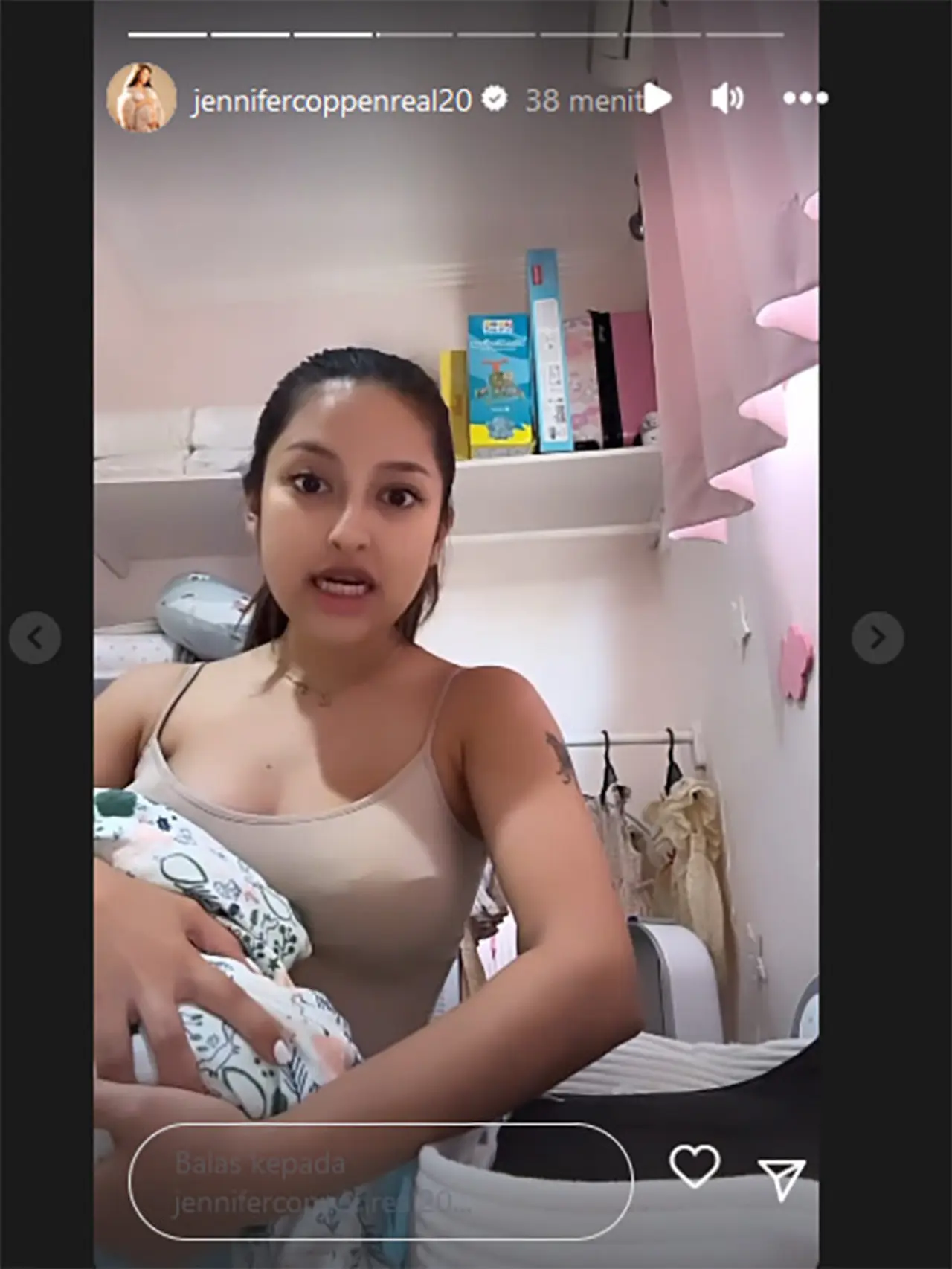 Hot Mom, Potret Jennifer Coppen Tampil Stunning Gendong Bayi