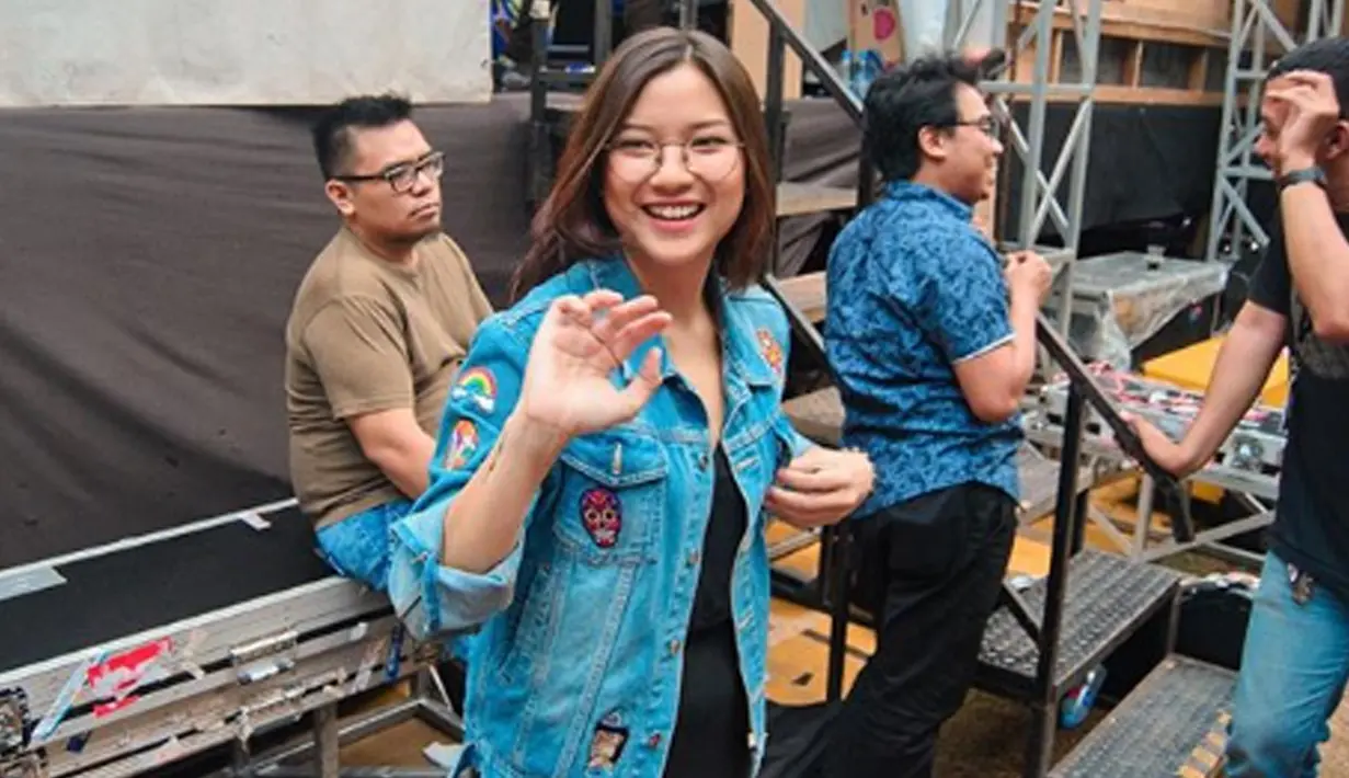 FOTO: Danilla Riyadi, Penyanyi Indie yang Sering Bikin Gagal Fokus ...