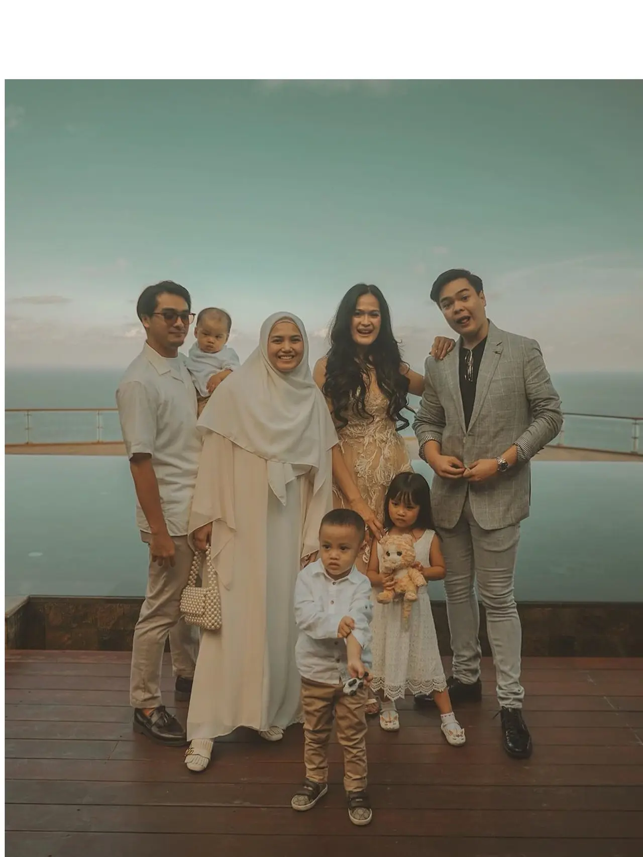 7 Potret Kedekatan Ricky Harun dan Jeje Soekarno, Kakak Adik yang ...