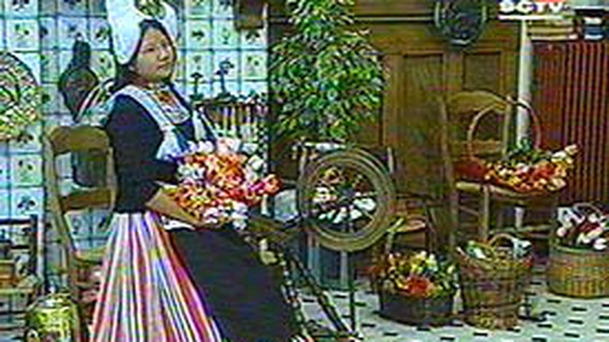 Mengenakan Baju Khas Belanda di Volendam - Global Liputan6.com