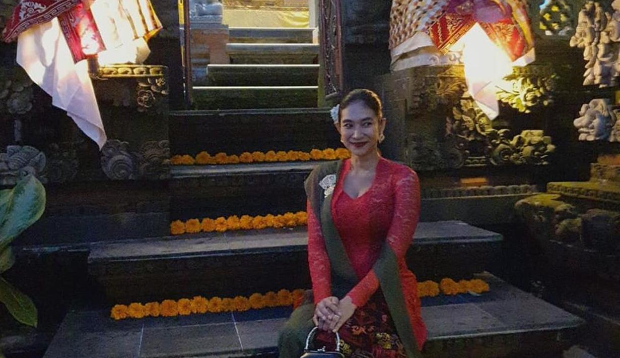 FOTO: Cantik dan Anggunnya Happy Salma dalam Balutan Kebaya - Foto ...