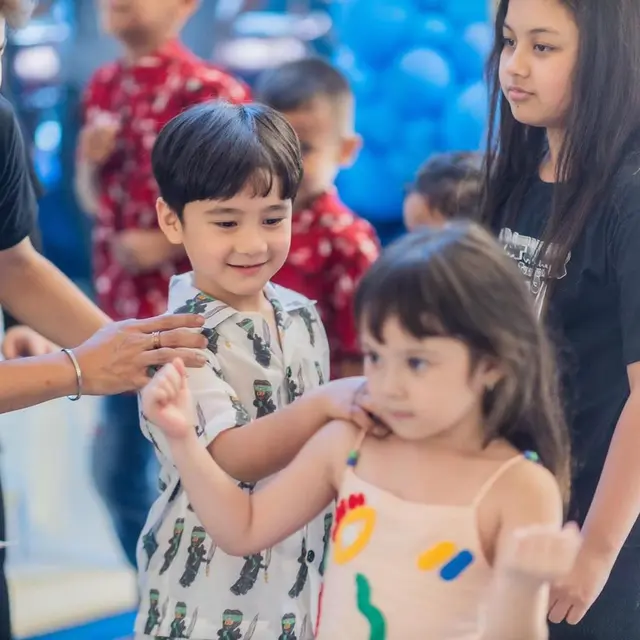 6 Potret Kebersamaan Rafathar dan Gempi, Dekat Sejak Kecil - Hot ...