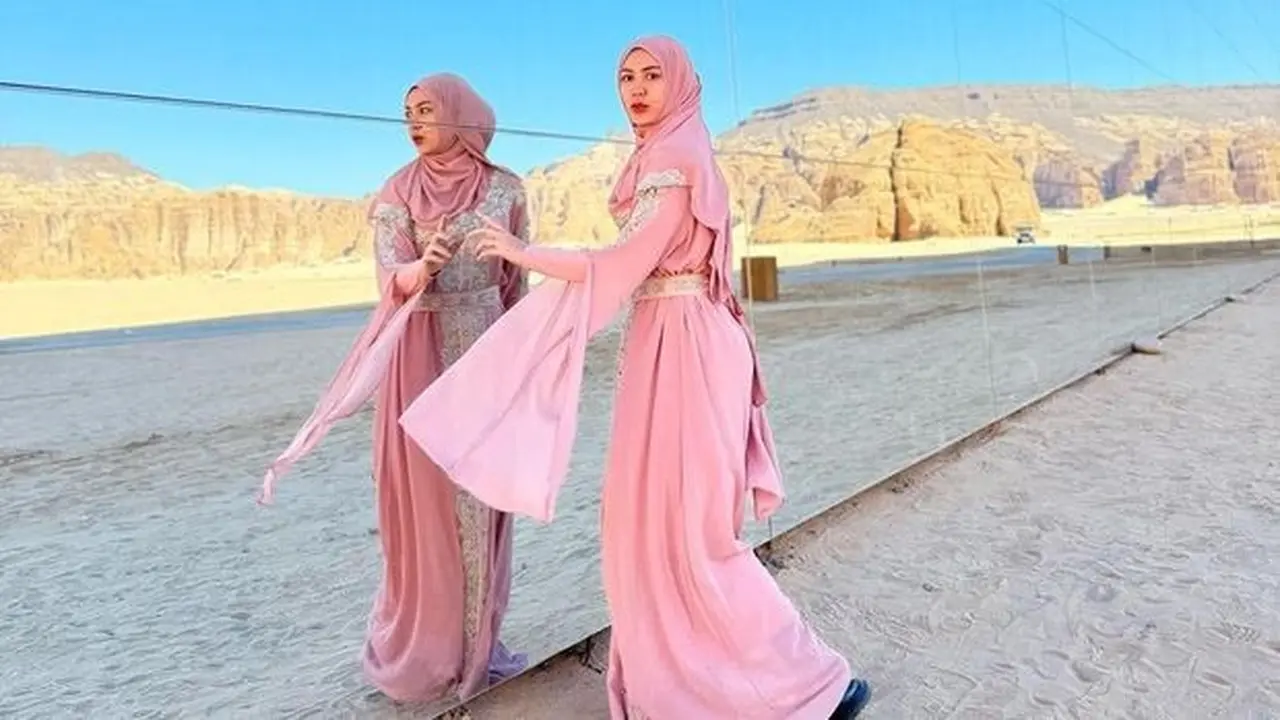 6 Potret Artis Habiskan Waktu Liburan ke Al Ula, BCL hingga Happy Asmara - Hot Liputan6.com