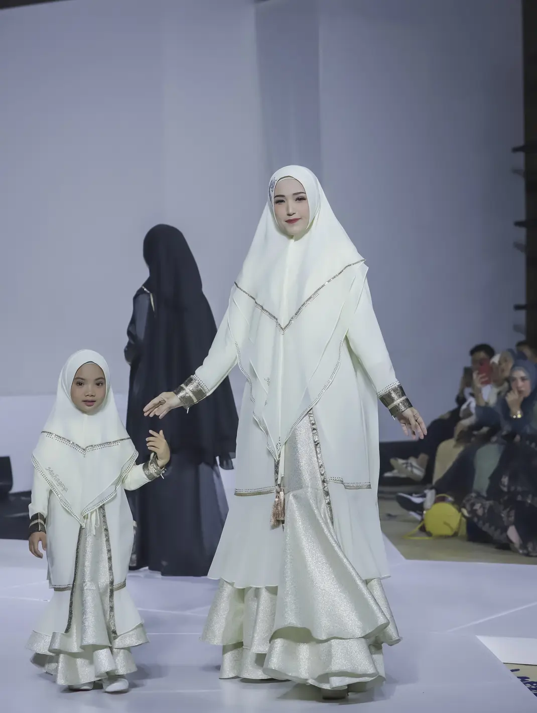Model Seragam Baju Lebaran 2023 dari Keluarga Angelina Sondakh-Adelia Pasha