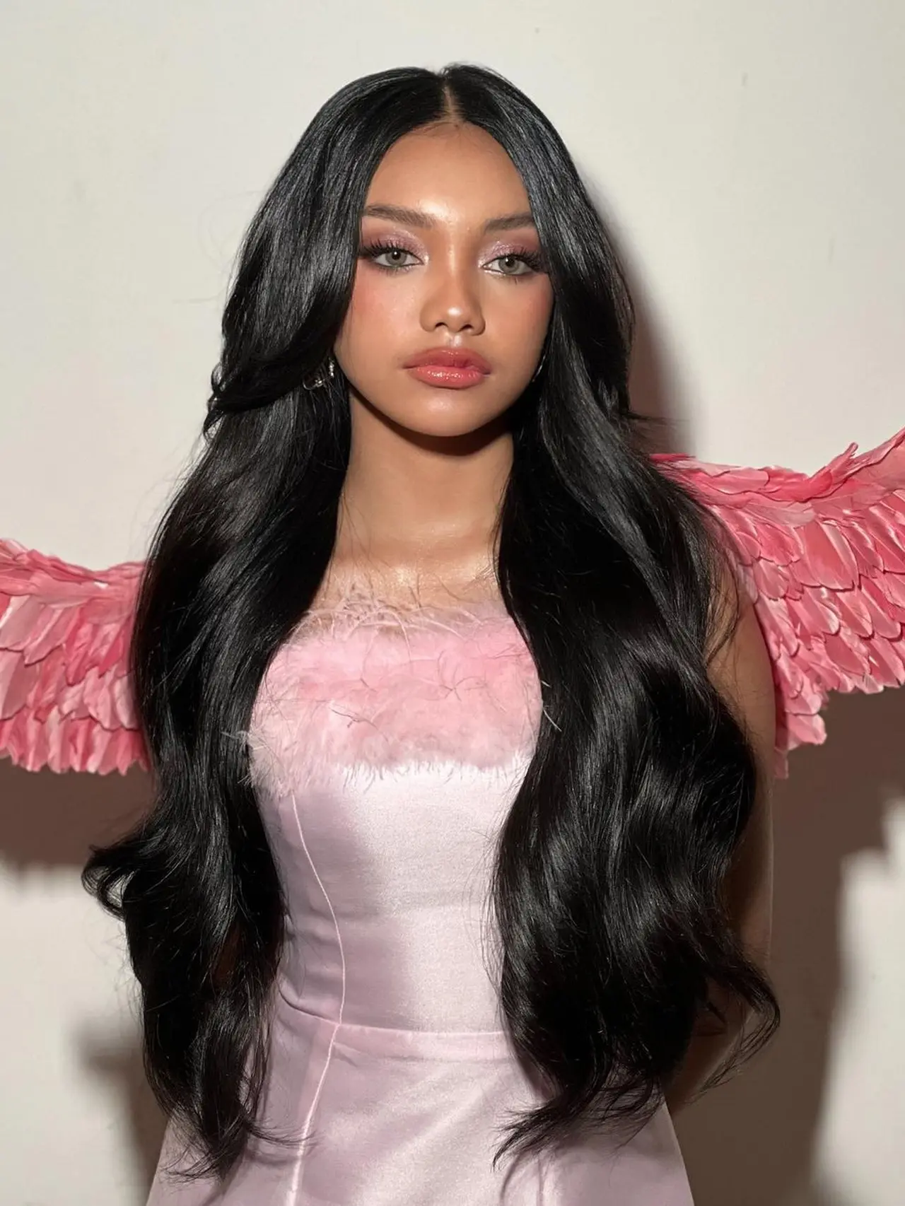 Detail Potret Menawan Naura Ayu dengan Rambut Terurai dan Aksesoris Ala Sayap Cupid ...