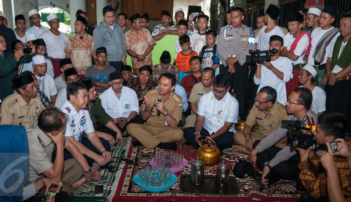 Ahok Kunjungi Makam Mbah Priok - Foto Liputan6.com