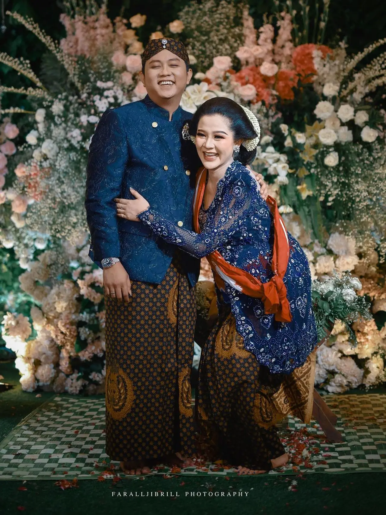 Cocok Untuk Tampil Formal, Ini Inspirasi Kebaya Navy Berpayet dari ...