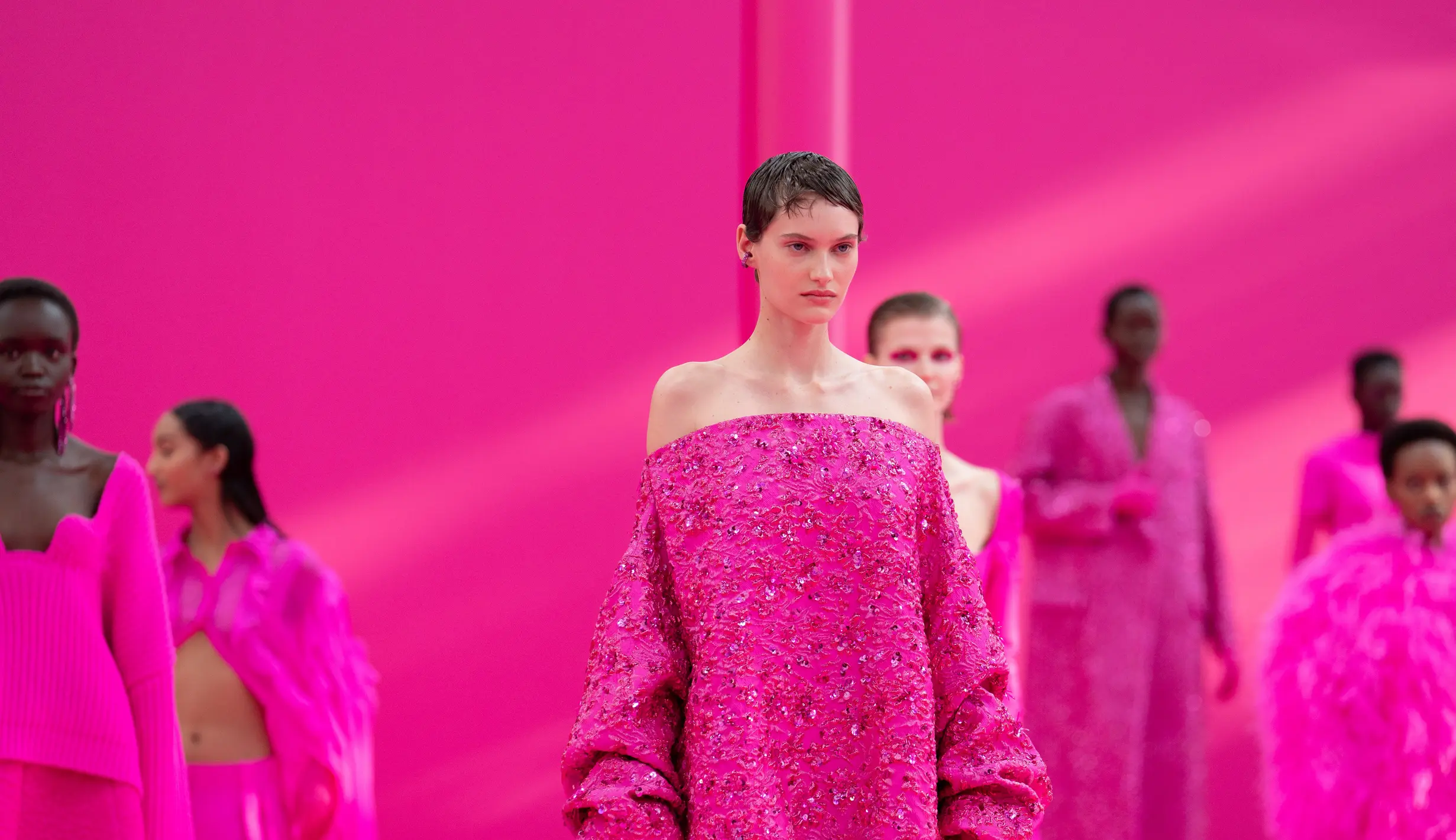 Valentino Tampil Ekspresif dengan Tona Pink di Paris Fashion Week