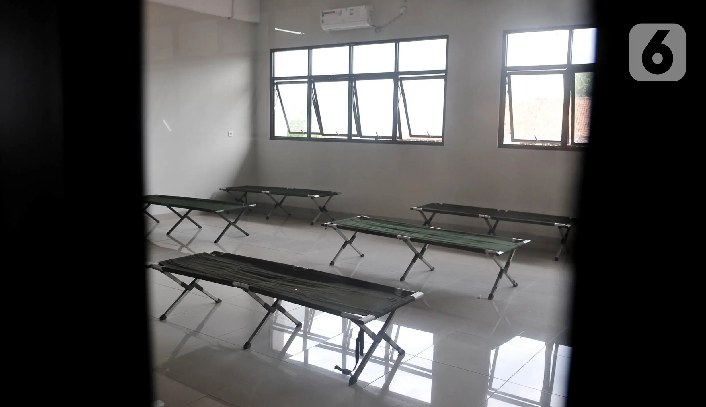 FOTO: Mengintip Ruang Isolasi COVID-19 di Gedung Sekolah Jakarta - Foto ...