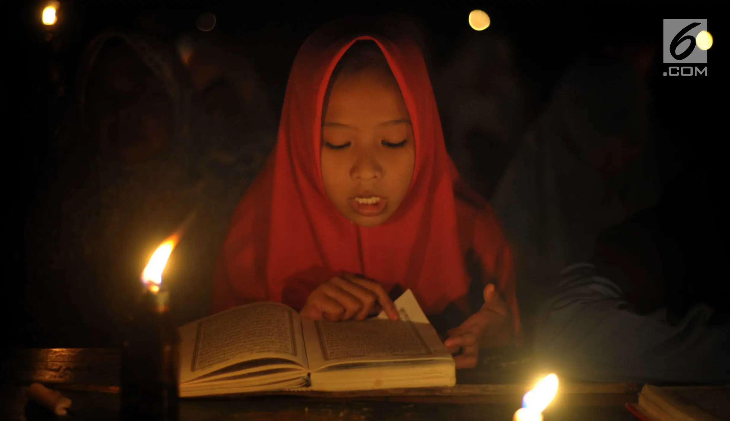FOTO: Tadarus Alquran di Tengah Sawah - Foto Liputan6.com