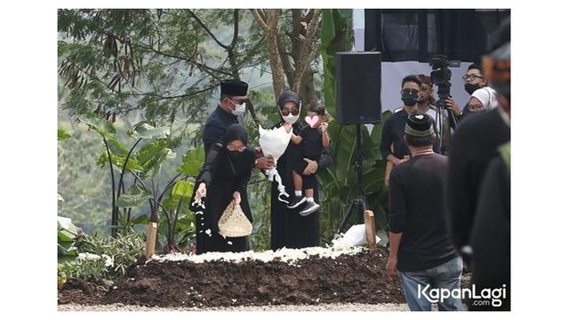 6 Momen Ridwan Kamil dan Atalia Praratya Tabur Bunga di Pusara Eril ...