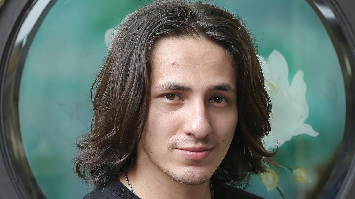 Upaya Pacar Bentengi Dylan Carr dari Narkoba