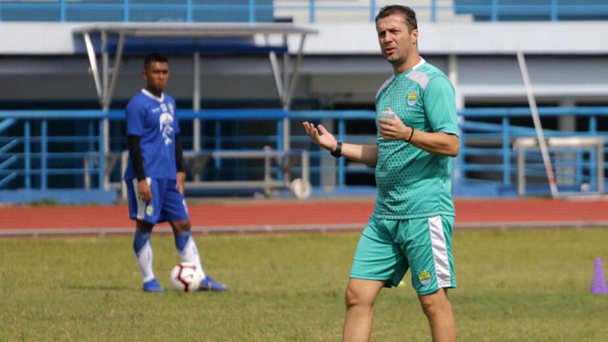 Miljan Radovic Butuh Waktu Bangun Koneksi Pemain Persib