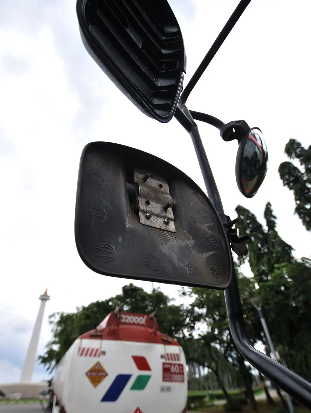 FOTO: Kondisi Dua Truk Tangki Pertamina Pasca Dibajak Pendemo - Foto Liputan6.com