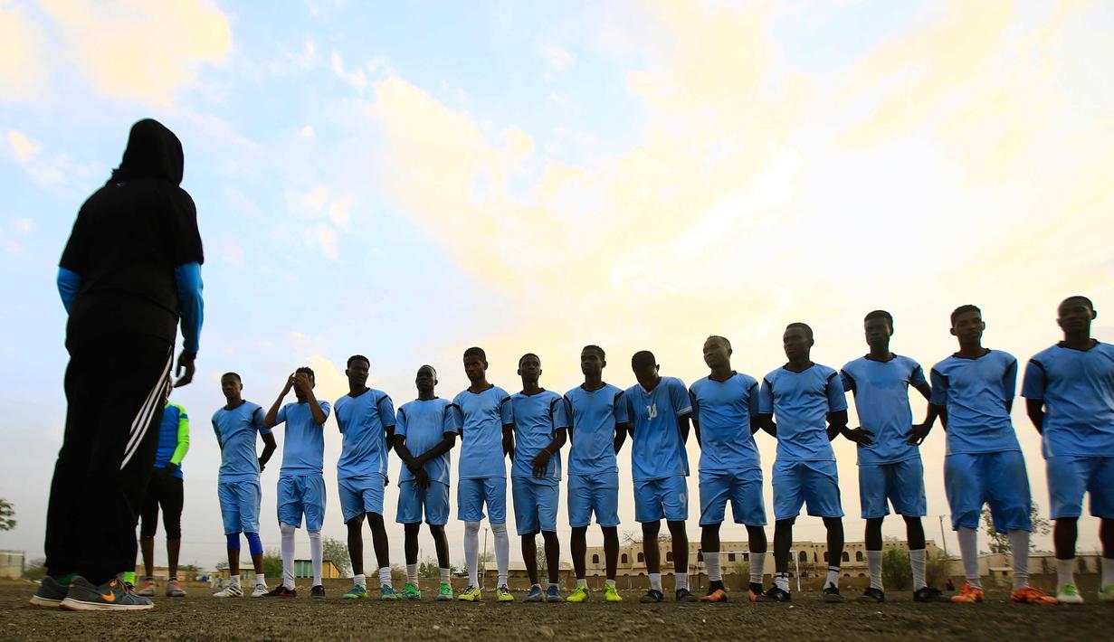FOTO: Hebat, Wanita Ini Jadi Pelatih Sepak Bola Pria Pertama di Sudan ...