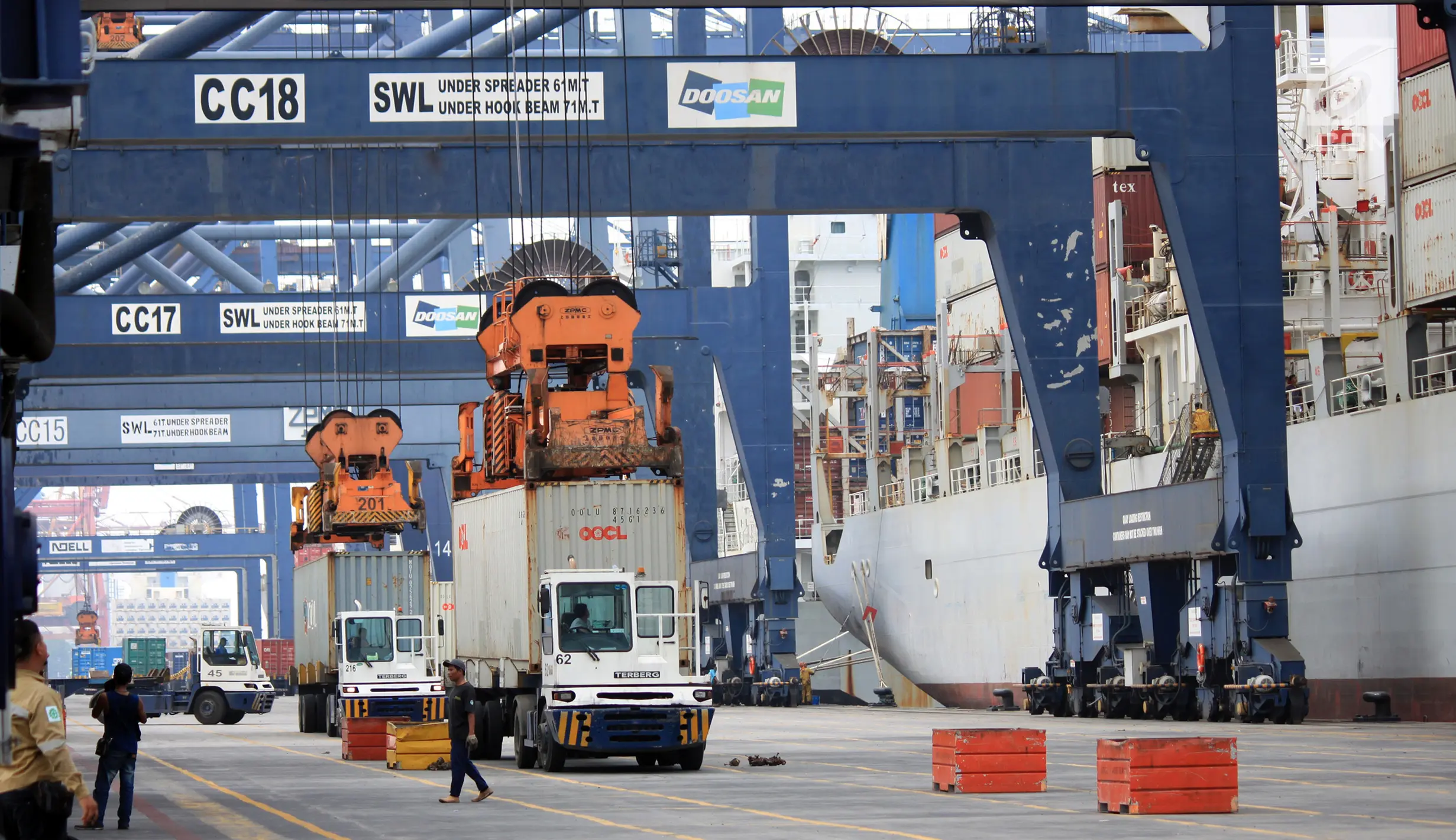 PHOTO: Melihat Suasana Pelabuhan Terminal Peti Kemas Koja - Foto ...
