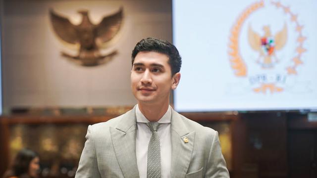 6 Gaya Verrell Bramasta Dinas Sebagai Anggota DPR RI, Necis Pakai Jas ...