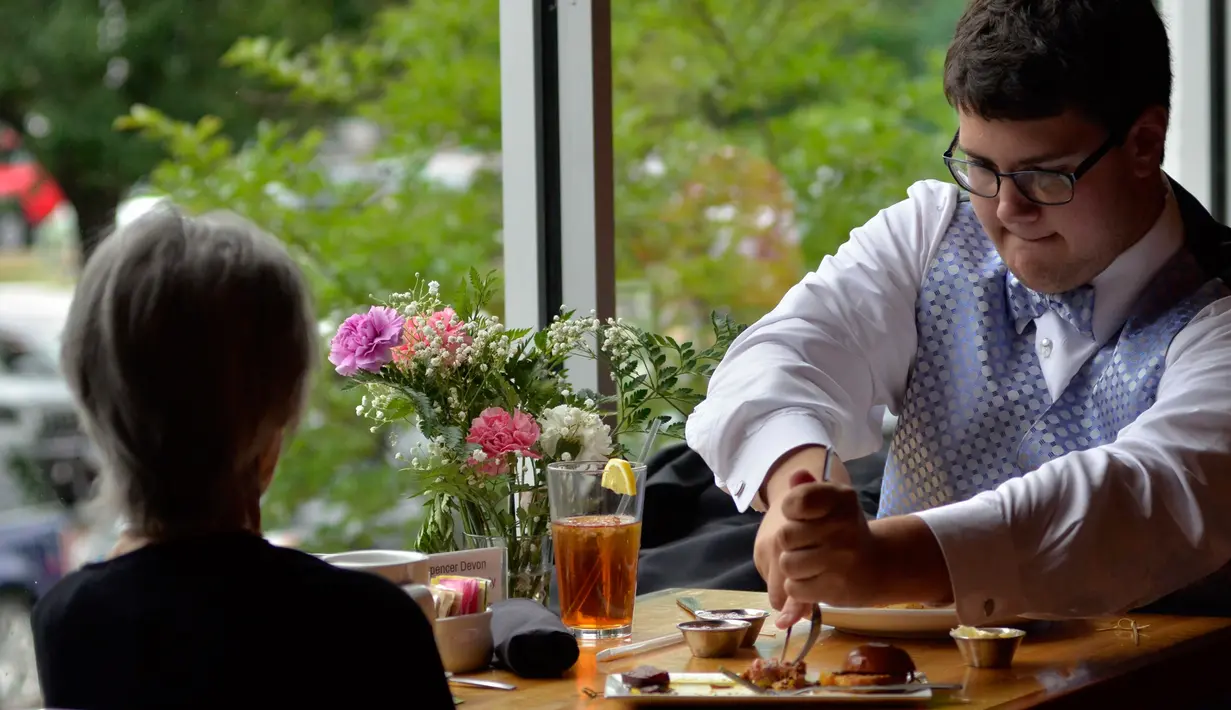 Mengharukan, Remaja Ini Ajak Neneknya yang Sakit Parah Kencan ke Prom ...