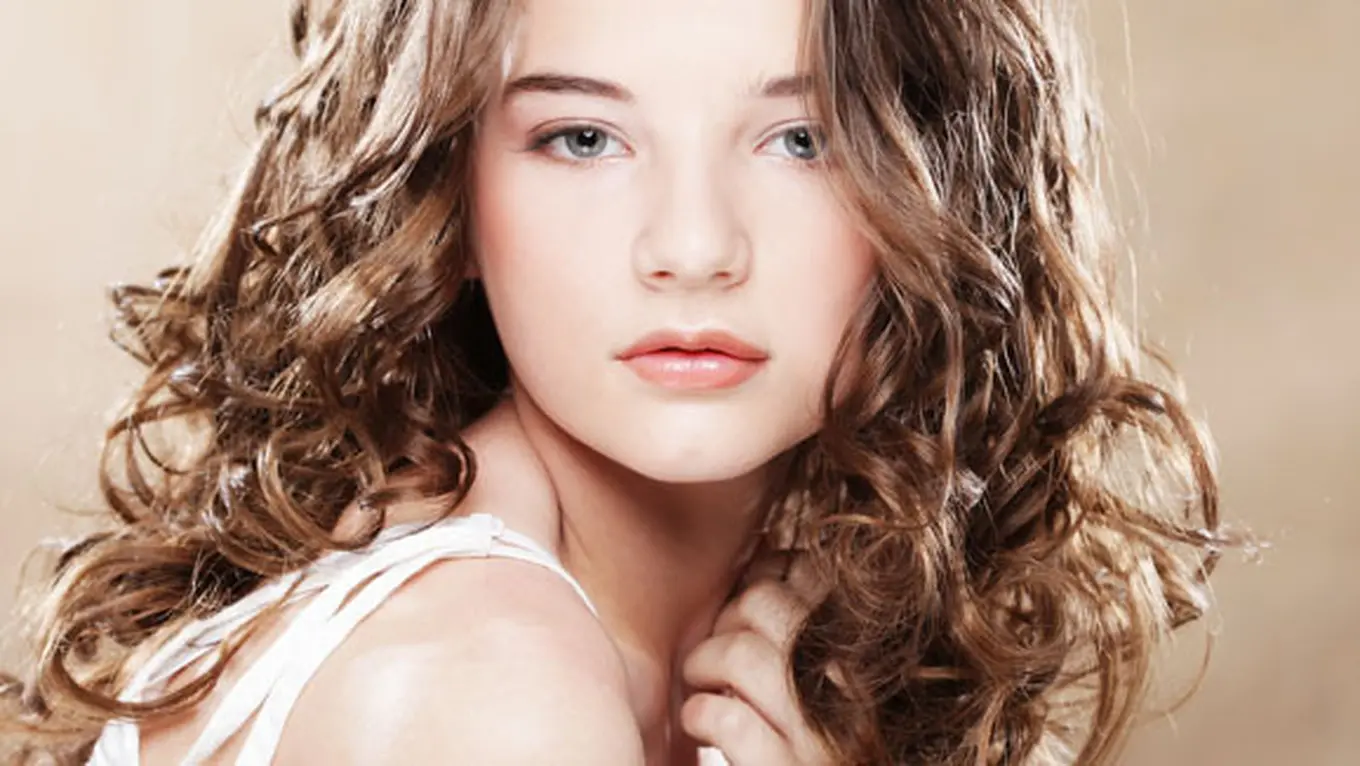 Cara Merawat Rambut Ikal dan Keriting Alami - Beauty Fimela.com