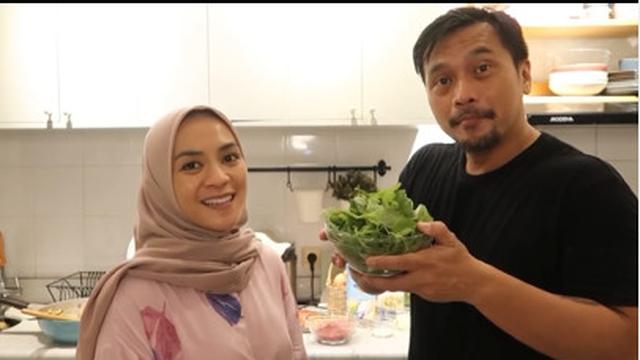 Jarang Terekspos, Ini 6 Potret Mesra Enno Lerian dan Suami yang Jago Masak - Hot Liputan6.com