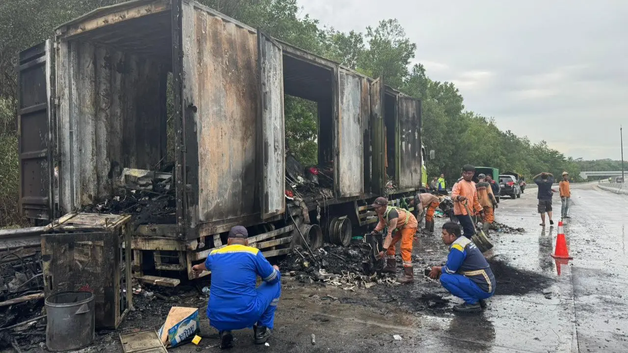 Truk Ekspedisi Bermuatan Ribuan Paket Terbakar di Tol Lampung
