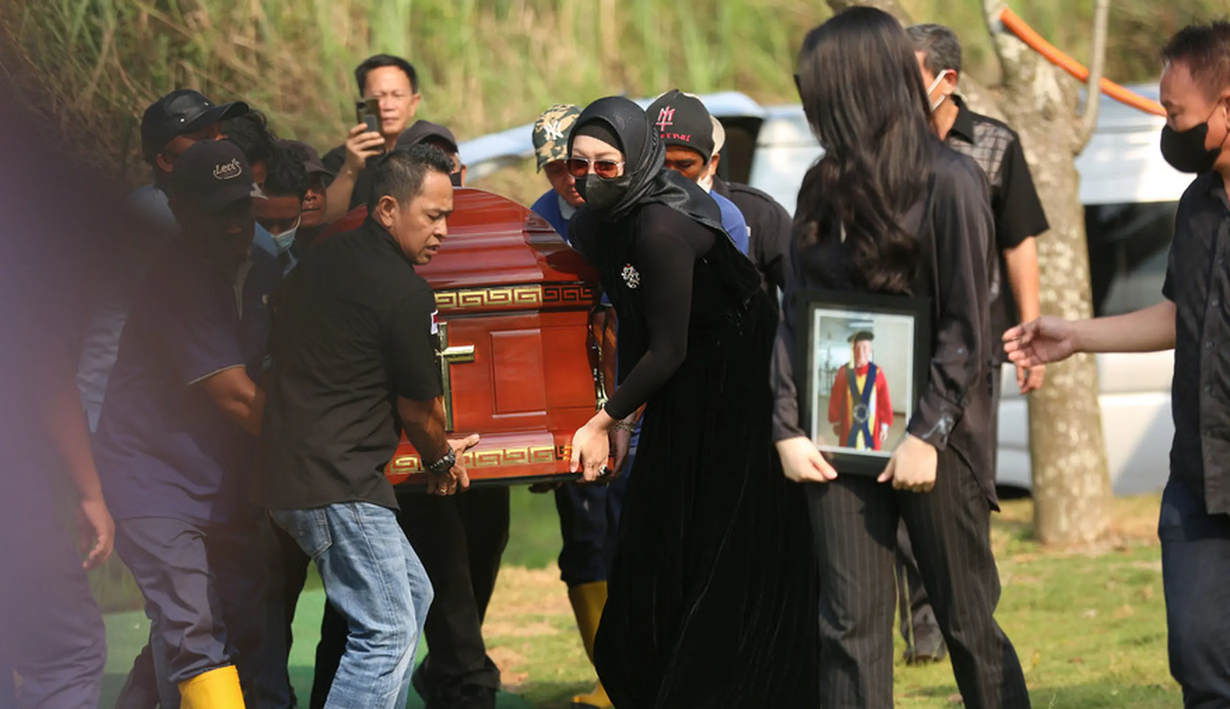 Potret Pemakaman Lucky Sondakh, Angelina Sondakh Bantu Gotong Peti ...