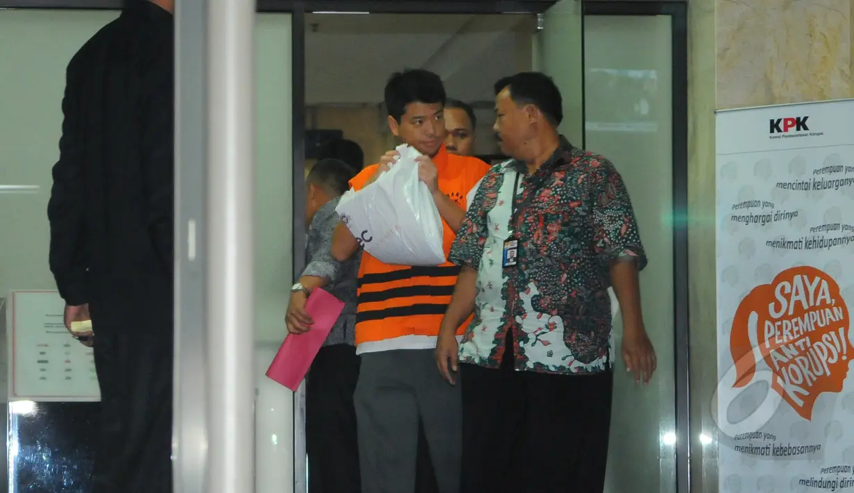 Usai Diperiksa KPK, Pengusaha Penyuap Kader PDIP Tutup Muka - Foto ...