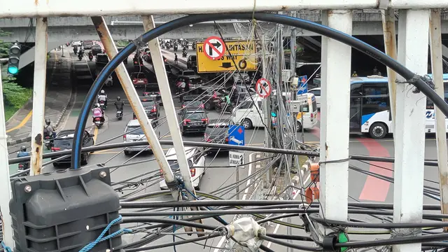 Potret Semrawutnya JPO Cawang Kompor: Kabel Kusut, Besi Berkarat, dan ...