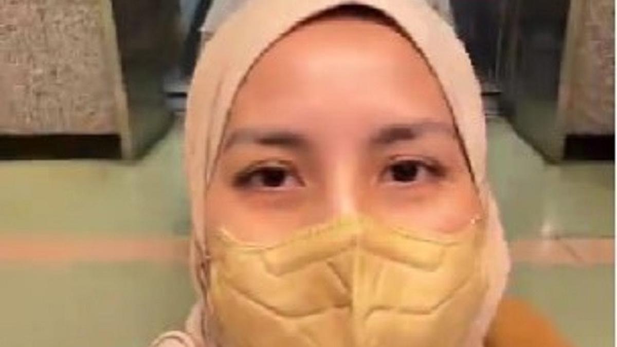 Tya Ariestya Setia Mendampingi Ibu Mertua yang Jalani Operasi Lutut karena Pengapuran