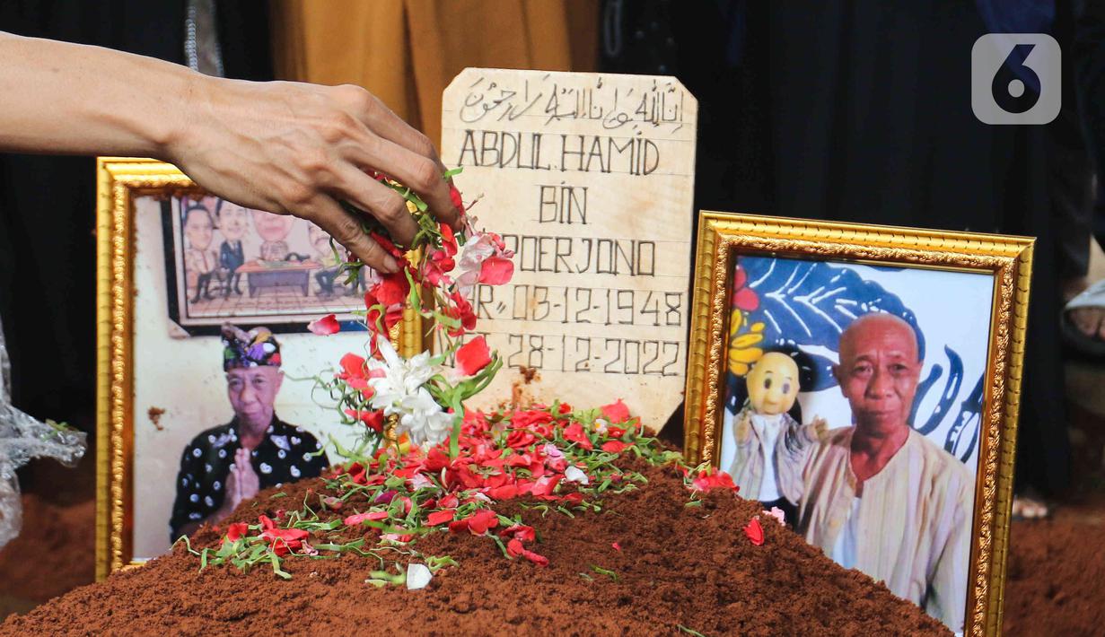 Potret Suasana Pemakaman Pak Ogah, Diwarnai Isak Tangis - Photo Fimela.com