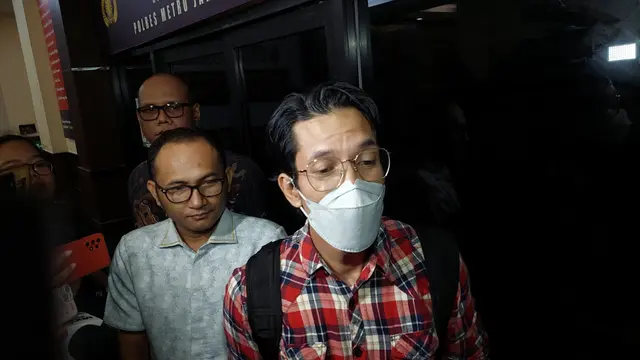 Edward Akbar Serasa Kena Double Combo Hadapi Gugatan Cerai dan ...