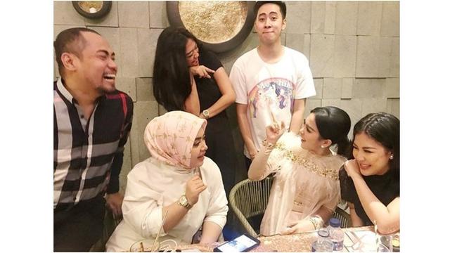 6 Potret Kedekatan Syahrini dan Oline Mendeng 'Sitkom OB', Hadir di ...