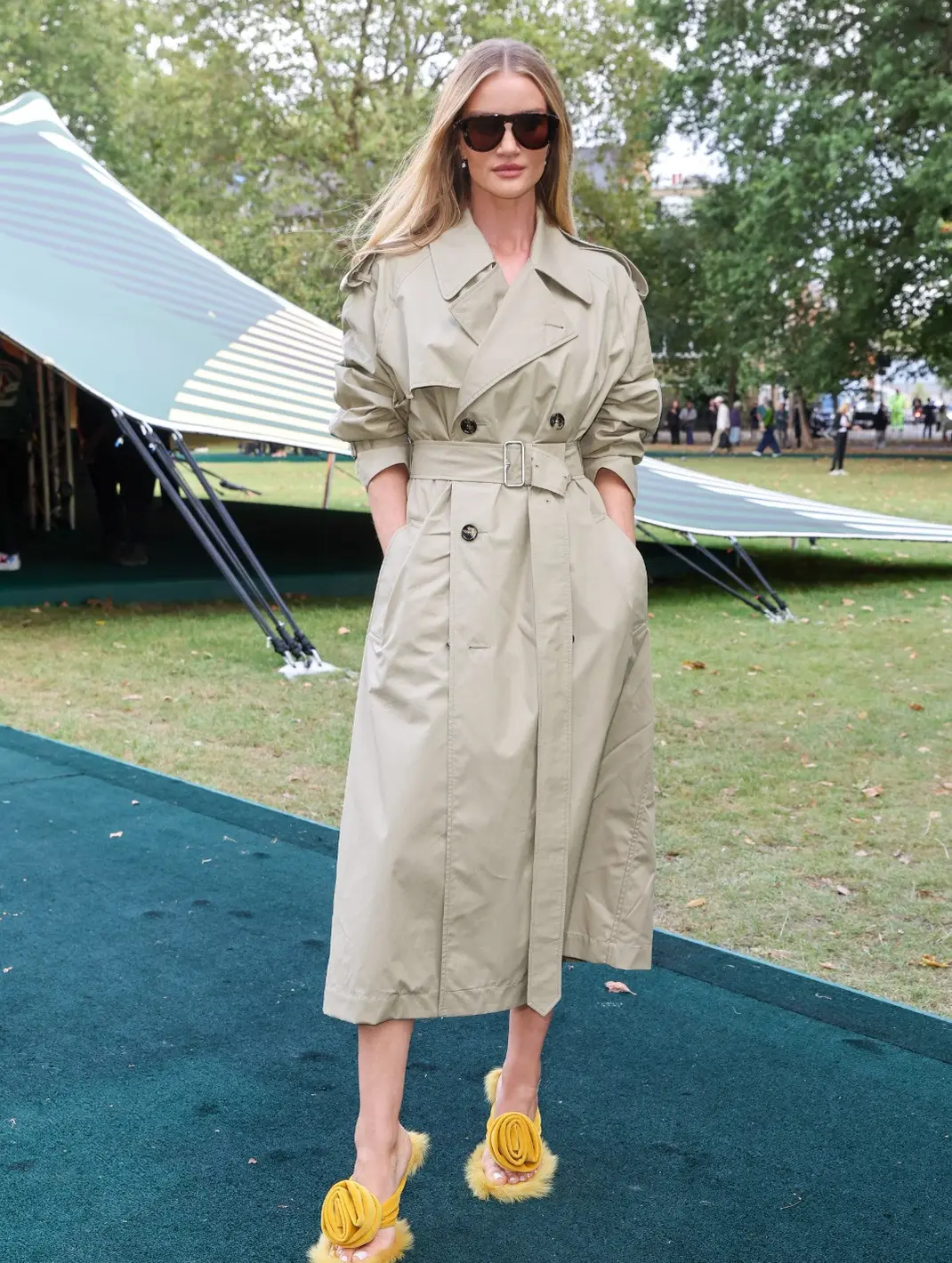 8 Adu Gaya Seleb Hadiri Show Burberry di London Fashion Week, Bright ...