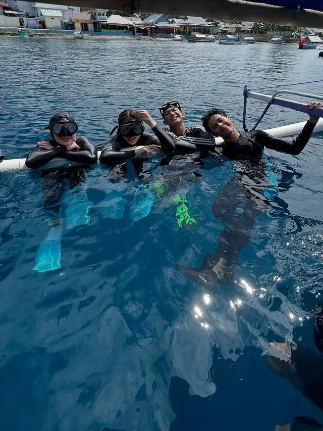 6 Potret Tiara Andini Pamer Berenang Bareng 2 Hiu Paus di Gorontalo ...
