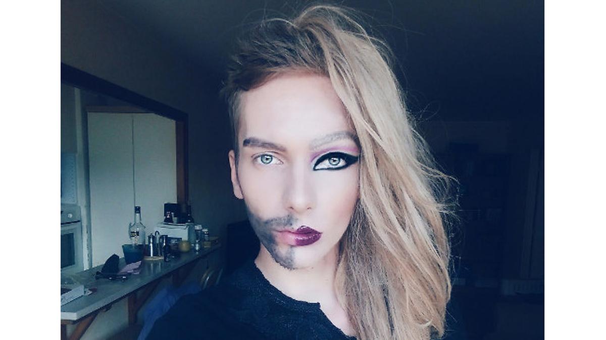 Hanya dengan Make Up, Pria Ini Berubah Jadi Wanita - Fashion & Beauty ...