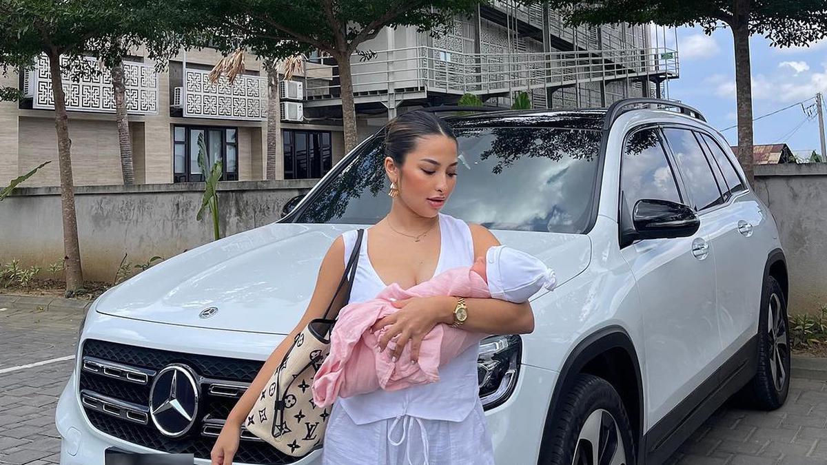 Hot Mom, Potret Jennifer Coppen Tampil Stunning Gendong Bayi ...