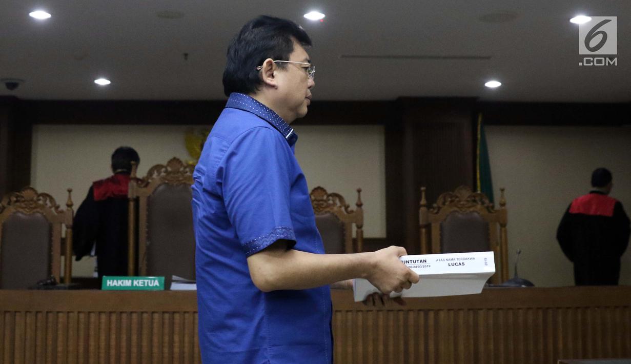 FOTO: Merintangi Proses Penyidikan KPK, Lucas Dituntut 12 Tahun Penjara